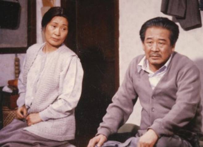 추잡스럽게 꾸지 말고 빚더미 앉은 동료위해 전 재산 통장 건넨 탑배우 스포엔 뉴세이