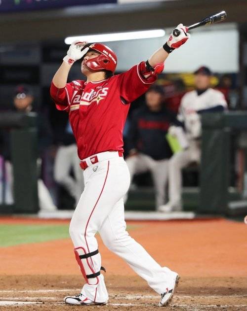 ‘천하장사 된 소년장사’ 468호 홈런 친 SSG 최정, 전설 이승엽 넘어 통산 홈런 1위로!