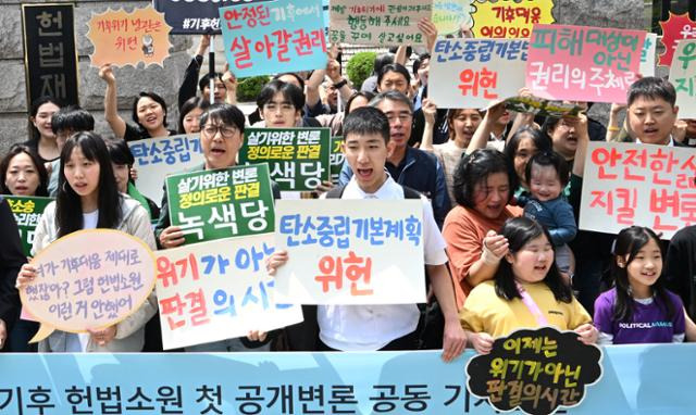 모든 평범한 삶을 파괴하는 기후위기” 아시아 첫 기후소송 이끈 청년들