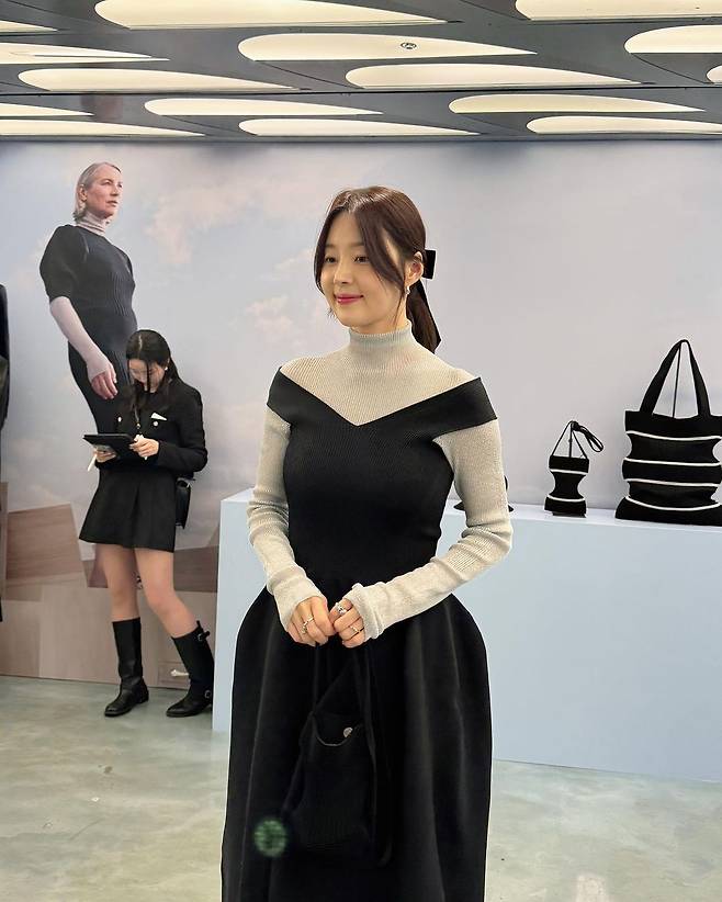 한지혜 오프숄더 원피스 입고 단아하게 라이프업