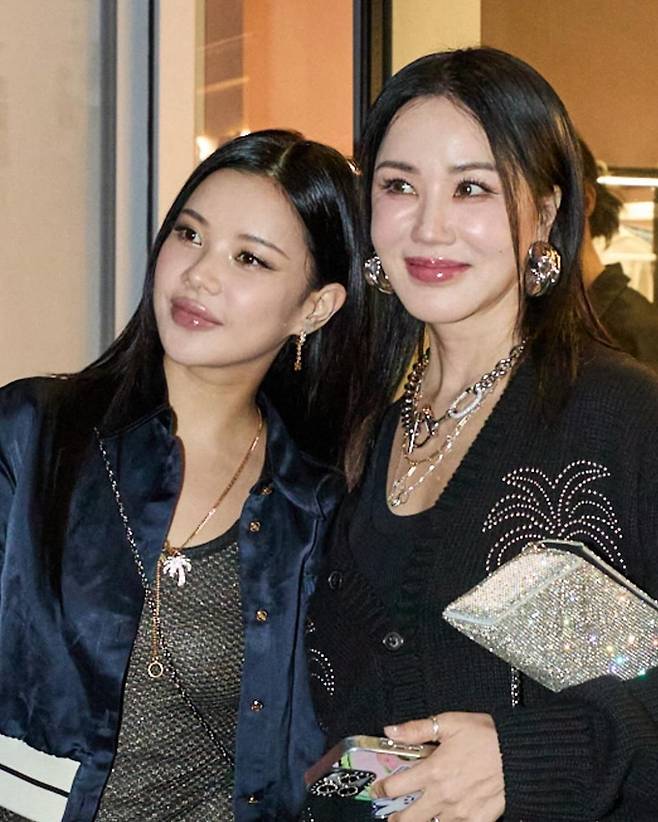 엄정화 파티룩이 너무 힙해 예쁜 50대 디바의 힙한 꾸안꾸 파티룩 패션엔