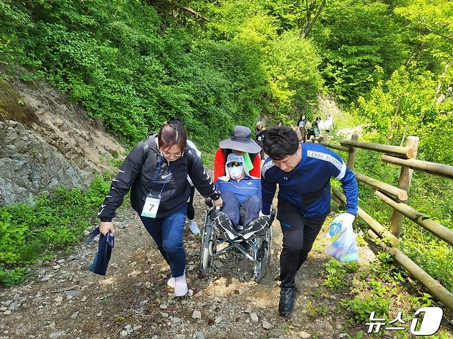 장애인과 함께 아름다운 산행정읍산악구조대 등 봉사단체 참여