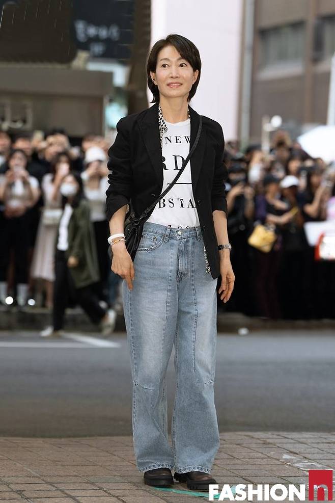 나영희 퀸즈그룹 사모님 맞아 블랙 재킷과 청바지 힙한 종방연 패션 패션엔