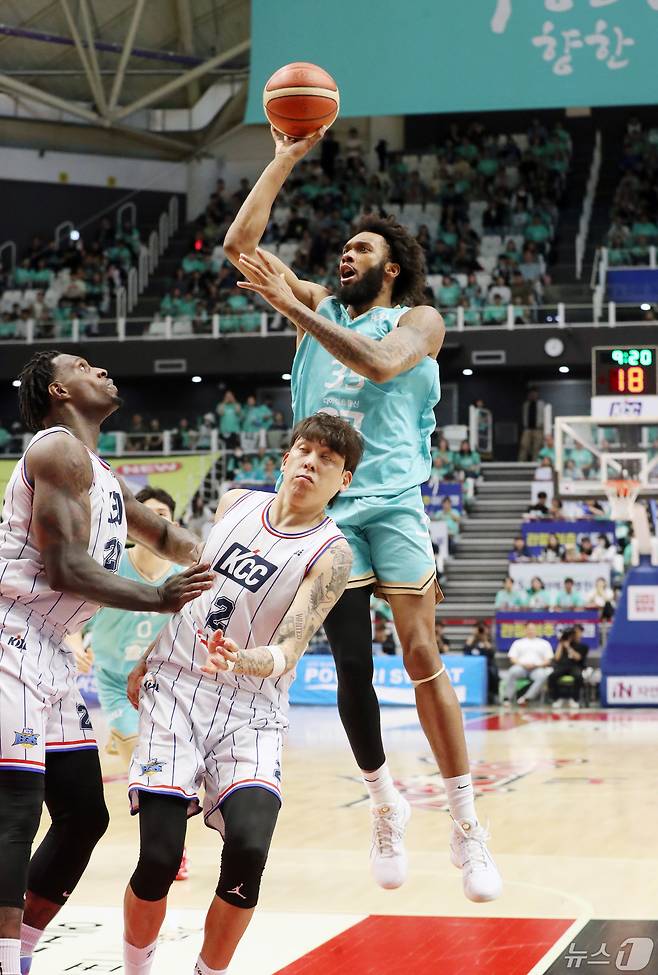 '배스 36점' KT, KCC 꺾고 반격의 1승…챔프전 1승1패 균형