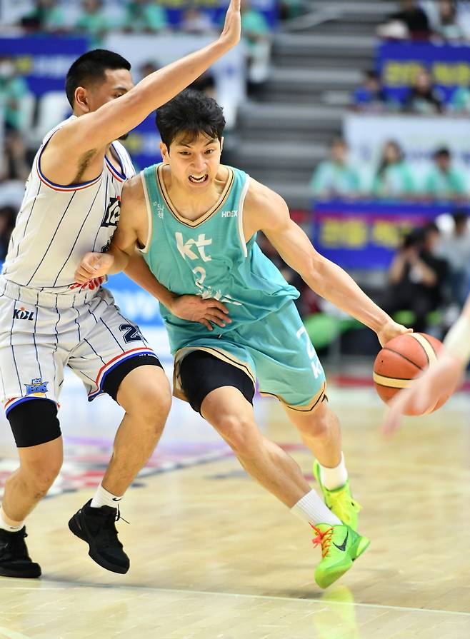 “참 대단했다” 허훈 풀타임 투혼에 적장도 칭찬···KT, KCC 꺾고 챔프전 1승1패 원점