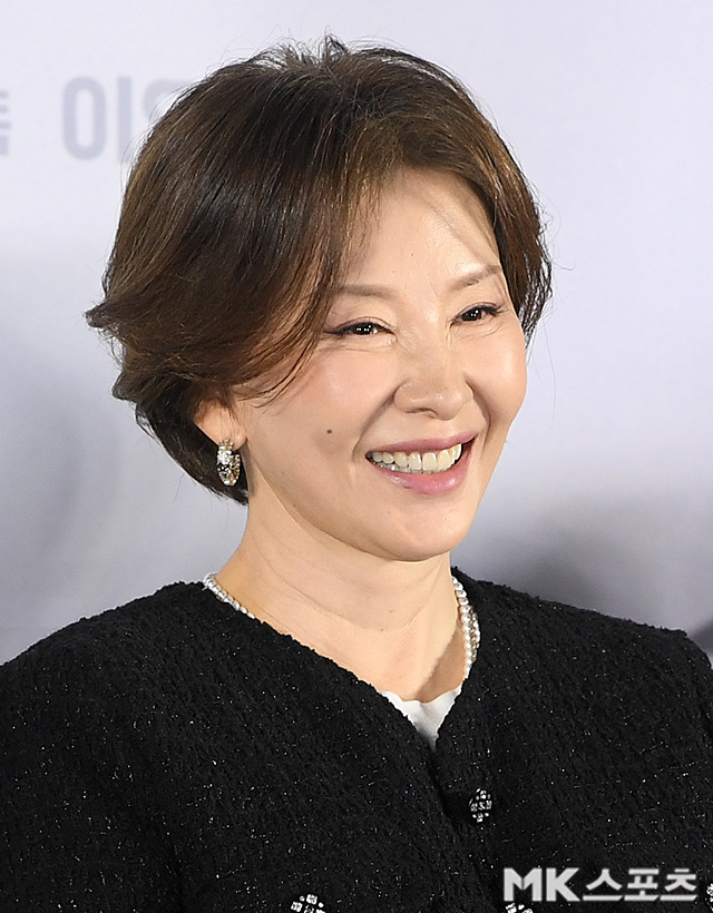 이미숙 64세 놀라운 자기 관리 트위드재킷에 와이드 청바지 입고 우아한 자태 스타와 패션