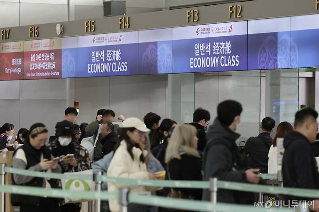 승무원 싸움 때문 비상 탈출 슬라이드 작동중국 항공사 사과
