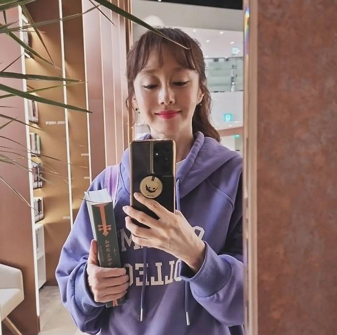 김지수 알고 보니 문학소녀 대학생 같은 청순미모후드티 청바지 패션 스타와 패션