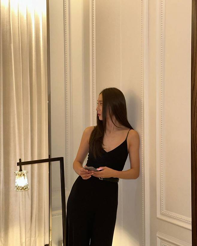정수정 블랙 자켓과 팬츠 올블랙룩 입고 시크하게 라이프업