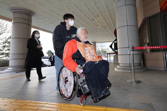 지하철역 스티커 수백장 붙인 전장연 대표 무죄