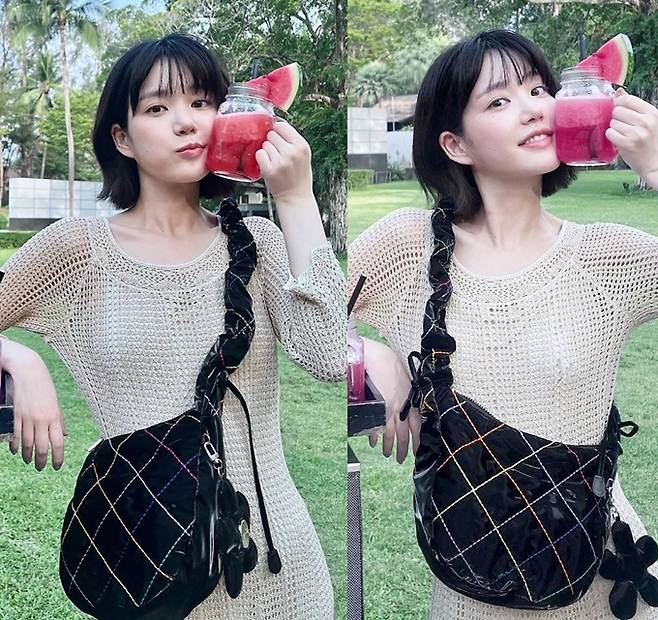 이유비 촬영 중 릴렉스 땡모반에 빠진 숏컷 요정 크로셰 니트 원피스룩 패션엔