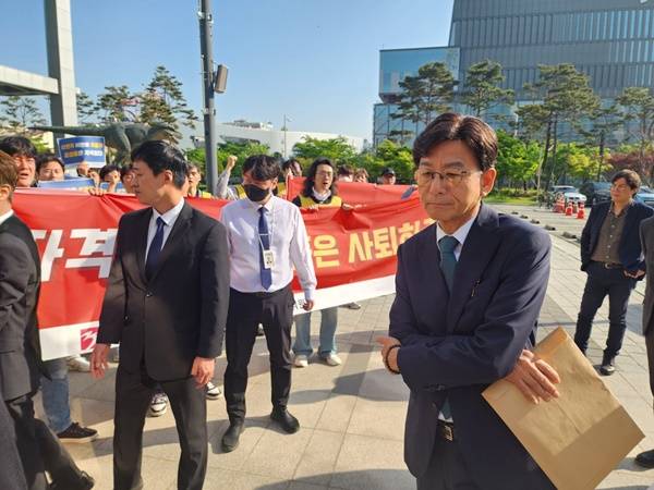 월간조선 출신 Ebs 부사장 구성원들 저지에 첫 출근 실패