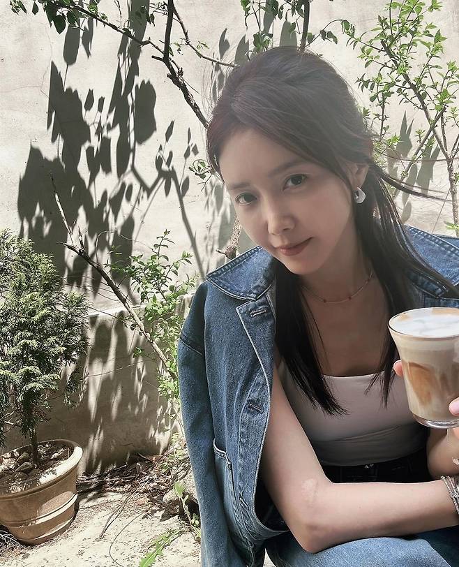 46세 채정안 감성 카페 찾은 20대 아냐 머리는 대충 5월에 딱 크롭톱 청청패션 스타와 패션