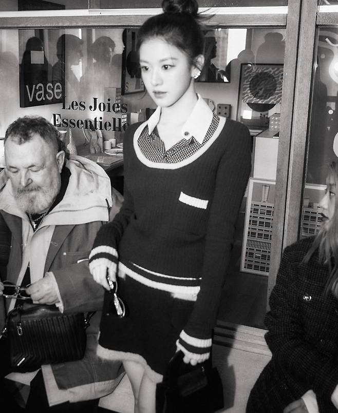 샤넬쇼 고윤정 귀족적인 국보급 미모에 시선 강탈 블루 포인트 니트룩 뷰티는 내운명