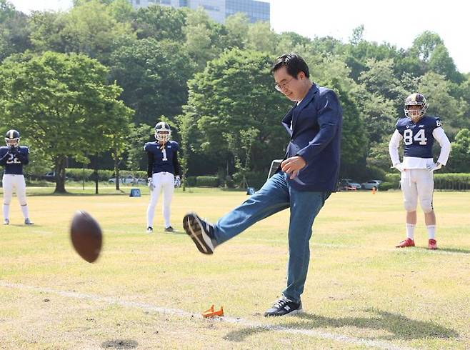 김동연 미식축구 개척정신·희생정신·팀워크 뛰어난 스포츠성장·확대지원
