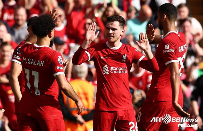 패스 한 번에 ‘뻥 뚫린’ 토트넘 수비... EPL ‘300경기 출전’ 손흥민, 120호골에도 웃을 수 없었다