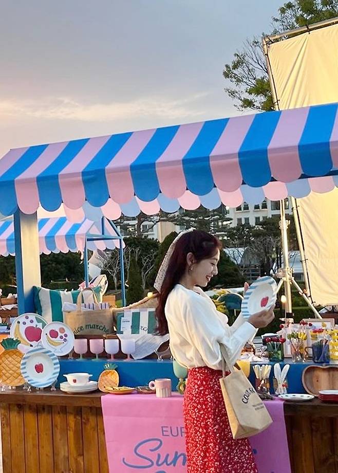 박신혜 예쁜데 어떡하죠” 그릇에 빠진 예쁜 엄마의 러블리한 쇼핑룩 패션엔