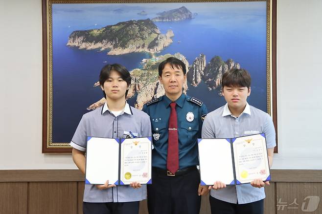 통영 고교생 2명 새벽에 의식 잃고 쓰러진 시민 구해