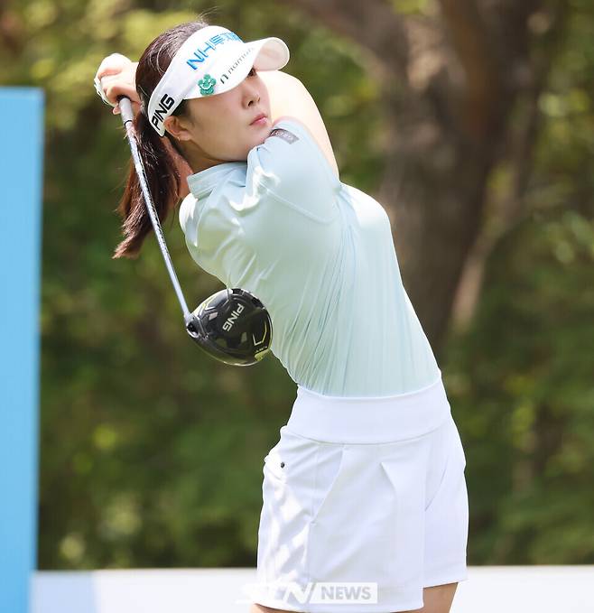 [STN포토]강하게 티샷 보내는 김혜승