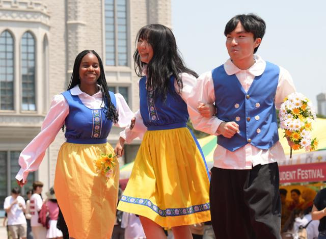 세계서 가장 옷 잘 입는 나라는 축제의 계절에 펼쳐진 패션 대결 사진잇슈