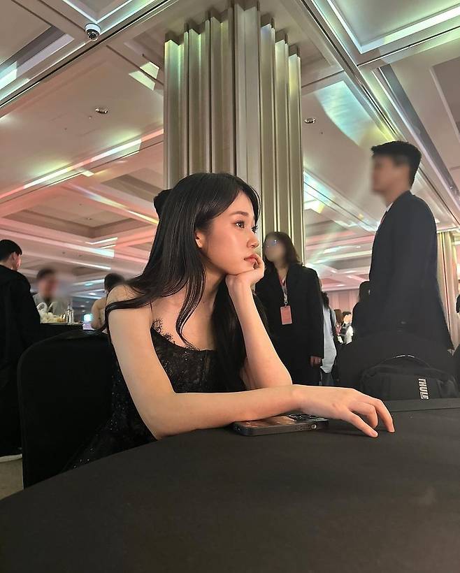 노윤서 영광스러웠던 하루 인형 비주얼 블랙 드레스 패션 스타와 패션