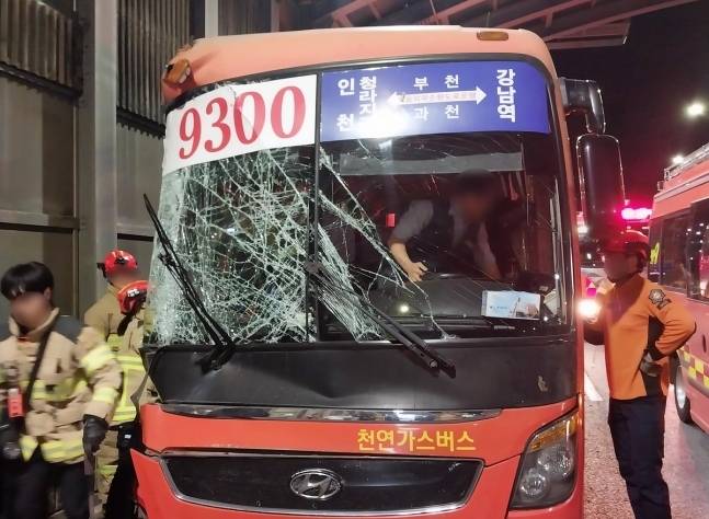 새벽 인천서 광역버스 추돌사고11명 중경상