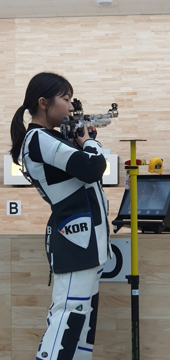 24년 만에 여고생 총잡이 메달을 노린다사격 공기소총 국가대표 반효진 올림픽에서 강초현이나 여갑순 언니처럼 되고 싶다”