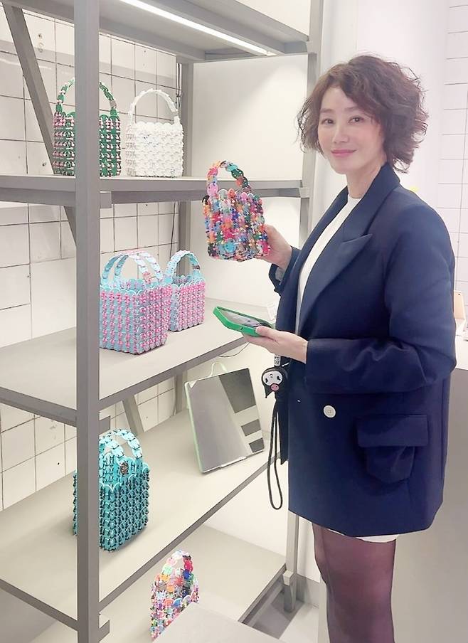 김성령 50대 하의실종 멋쟁이 은근 귀여운 블레이저 재킷 하의실종룩 패션엔