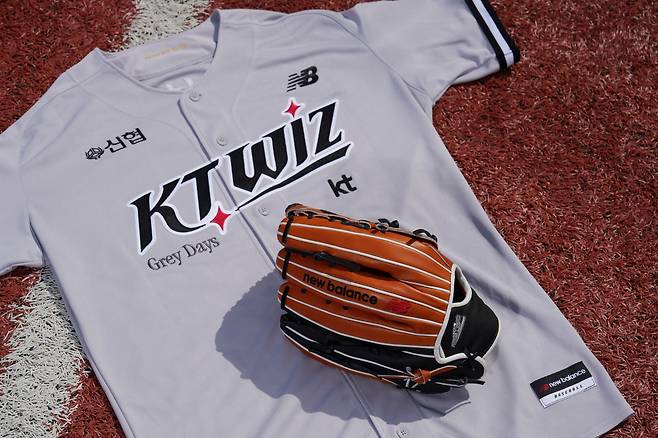 아이유 화보·KT wiz 유니폼 만난다…이랜드 뉴발란스 ‘그레이 데이’