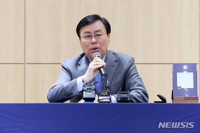 국회의원 시인 도종환 성찰하지 않으면 거칠고 살벌한 시간