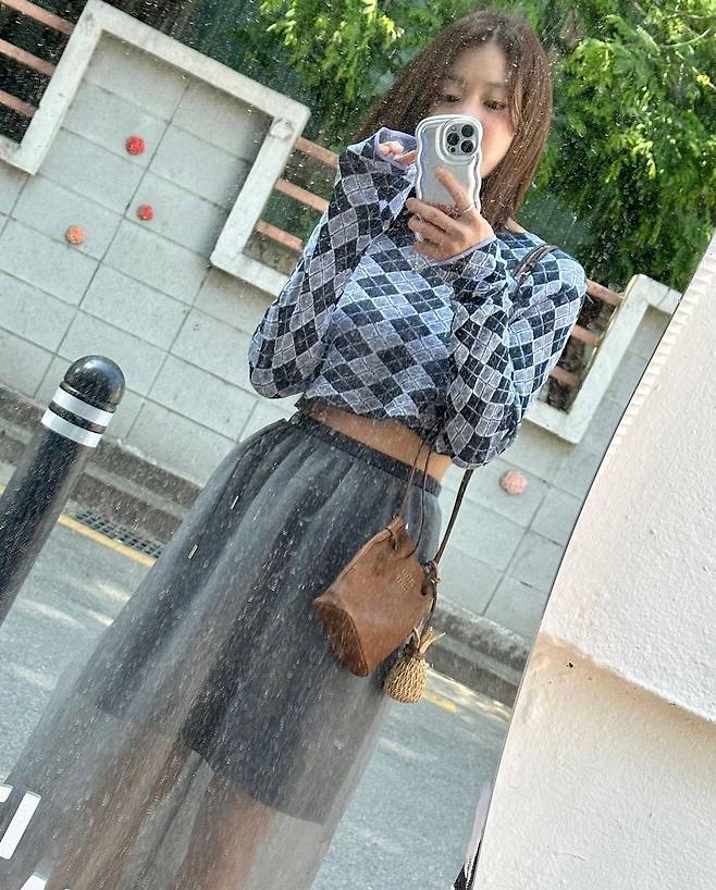이시영 아슬아슬한 시스루 아가일 니트에 롱스커트 입고 우아한 외출룩 스타와 패션