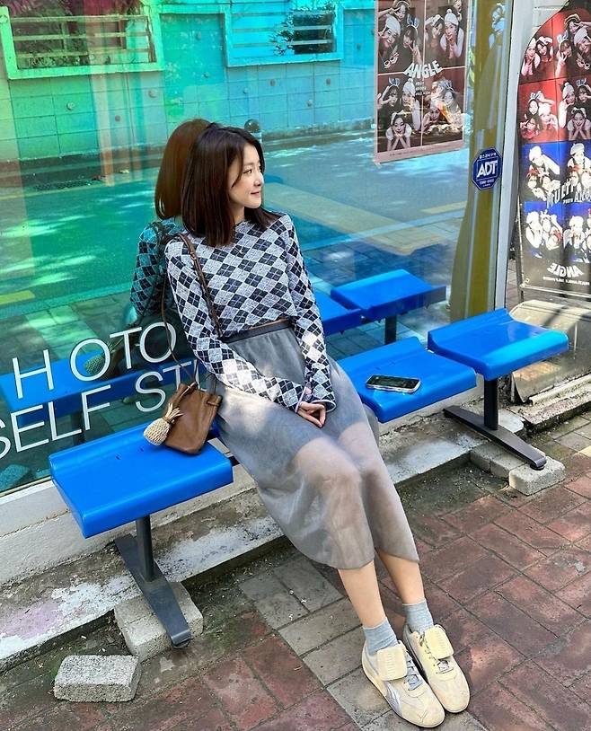 이시영 아슬아슬한 시스루 아가일 니트에 롱스커트 입고 우아한 외출룩 스타와 패션