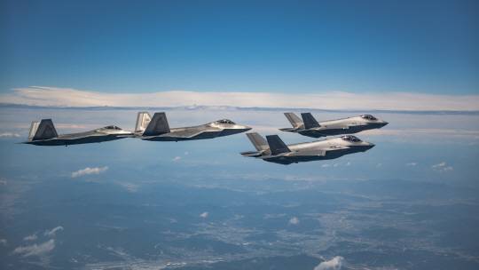‘韓 최강 F 35a 대 ‘세계 최강 美 F 22 간 첫 도그파이트 근접 공중기동훈련 공개
