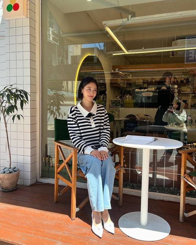 이현이 열심히 일한 하루 스트라이프 티셔츠에 청바지 입고 청순한 마무리 스타와 패션