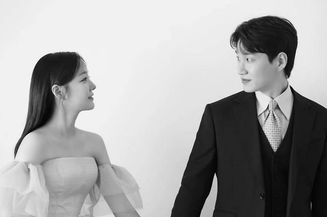 사귀기도 전에 같이 살자 청혼부터한 ‘톱배우 커플 근황 뉴스에이드