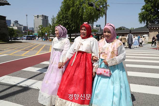 ‘퓨전 한복 개선하겠다고···국가유산청장이 불 붙인 ‘한복대여 논란