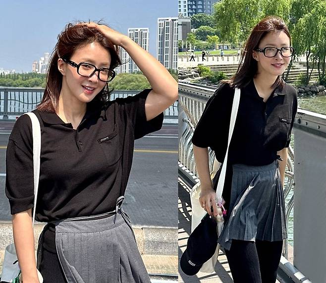 이시영 요즘 푹 빠진 스쿨룩 방점은 뿔테 안경과 플리츠 미니 스커트 패션엔