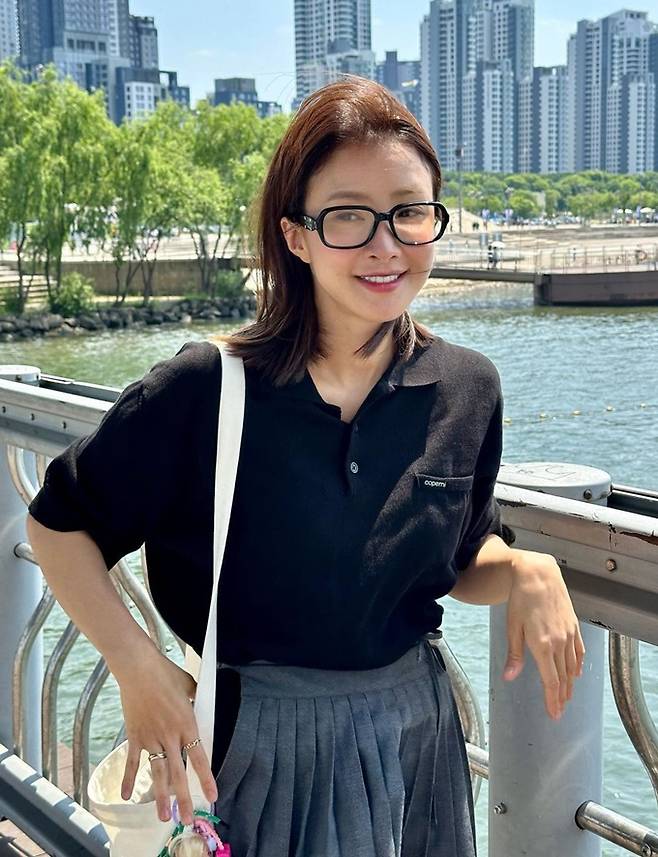 이시영 요즘 푹 빠진 스쿨룩 방점은 뿔테 안경과 플리츠 미니 스커트 패션엔