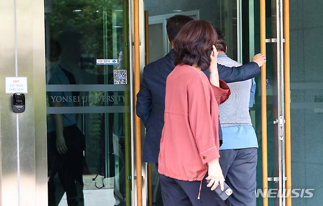 연세대 기숙사 안으로 들어가는 건물안전진단 업체 직원들