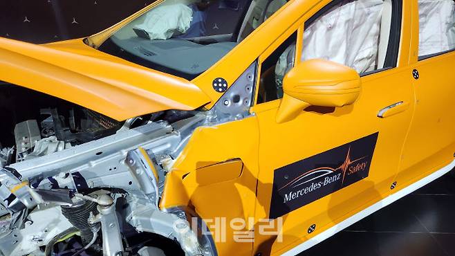 쾅 찌그러졌는데 운전석 멀쩡세계 최초 전기차 충돌시험