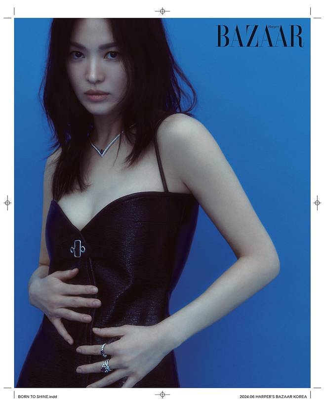송혜교 42살 맞아 고혹적인 가죽 패션으로 아름다운 미모 스타픽