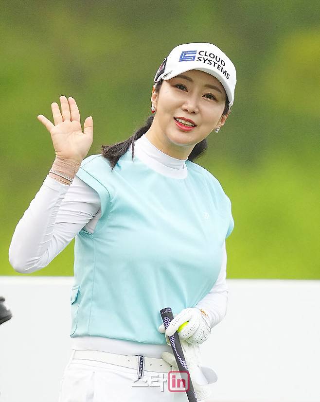 포토 배경은 오랜만에 반가운 손인사