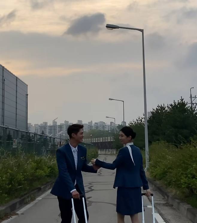 수지 ♥박보검과 설레는 제복 투샷 로우번 승무원 머리도 찰떡 어피 헤어스타일 뷰티는 내운명