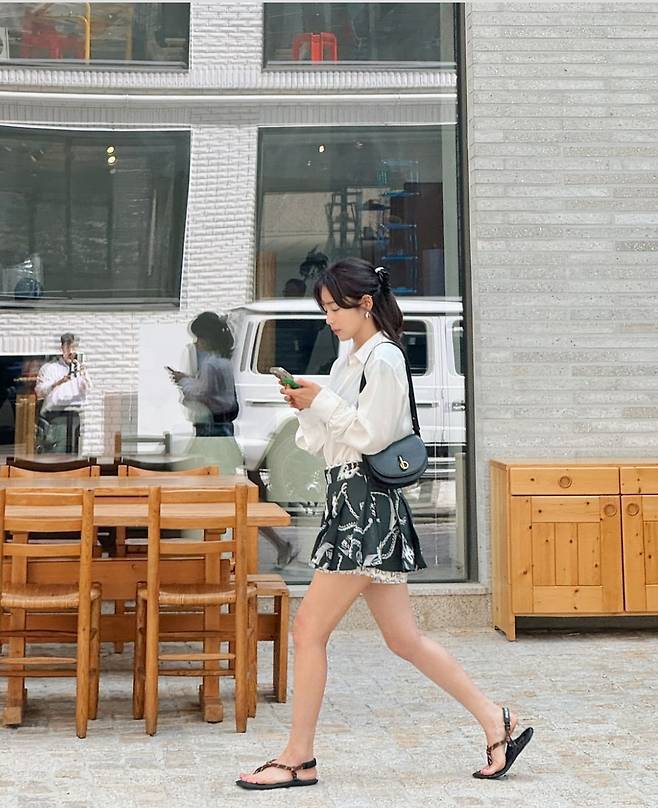 기은세 눈 호강 실컷한 성수동 나들이 블라우스 미니스커트 패션 스타와 패션