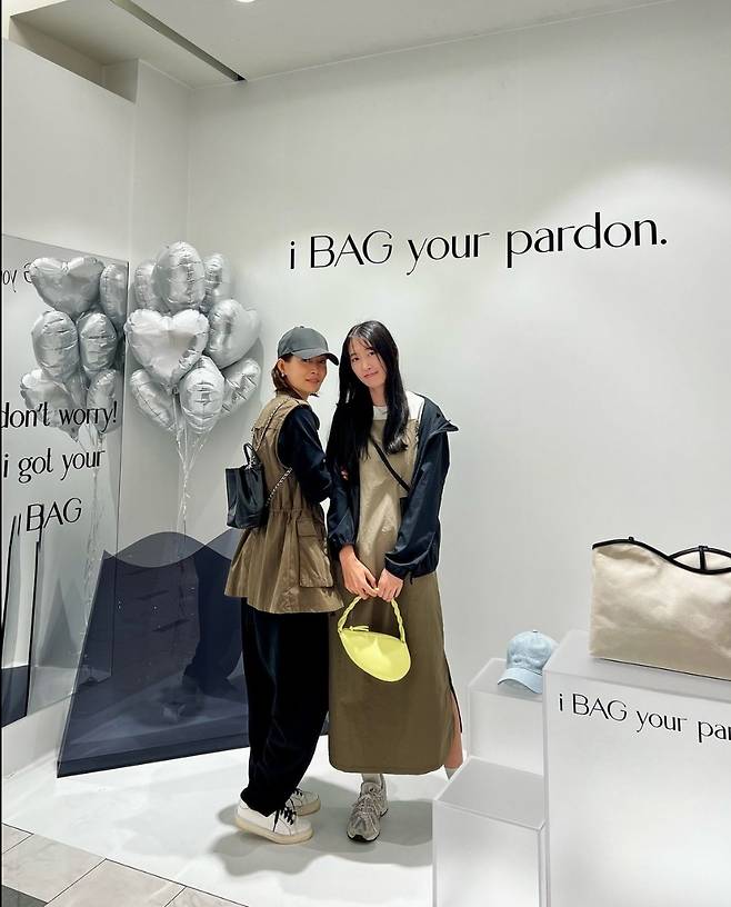 나영희 모녀 맞아 얼핏 보면 둘도 없는 절친 톤온톤 시밀러룩 입고 쇼핑 나들이 스타와 패션