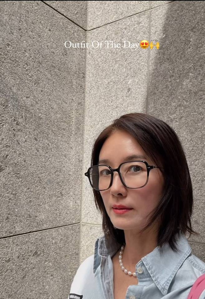 오연수 골목서 마주치니 친근한 동네 언니 청청에 핑크 포인트10년은 젊어 보여 스타와 패션