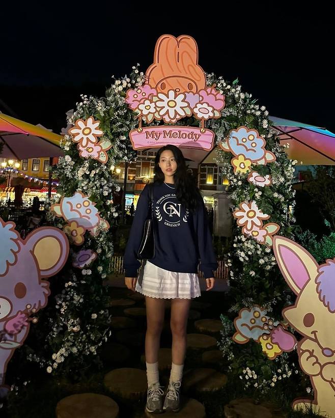 설현 꽃다운 29세 놀이공원서 미니스커트 입고 귀여운 매력 발산 스타와 패션