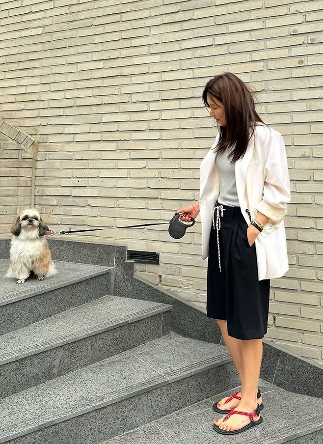 채정안 반려견 산책에도 재킷 스타일링 여왕의 멋스러운 캐주얼 슈트 산책룩 패션엔