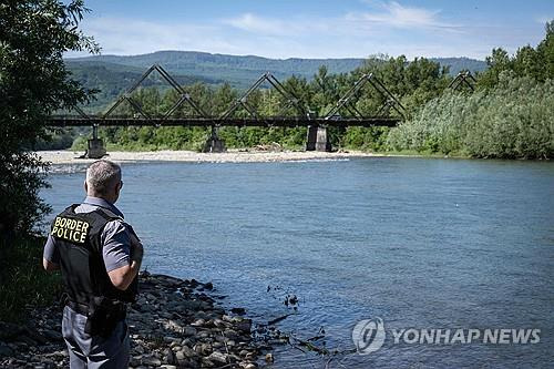 목숨 걸고 강 건너는 우크라 남성들병역 피하려 국경 넘어