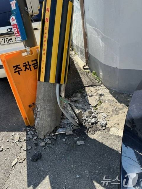 의정부서 전신주 쓰러져 약 300세대 정전교체작업